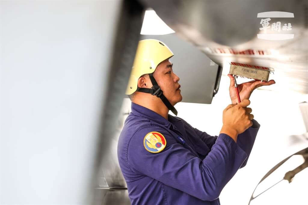 12強賽台灣隊返台 F-16V伴飛、施放熱焰彈迎接 | 運動 | 中央社 CNA