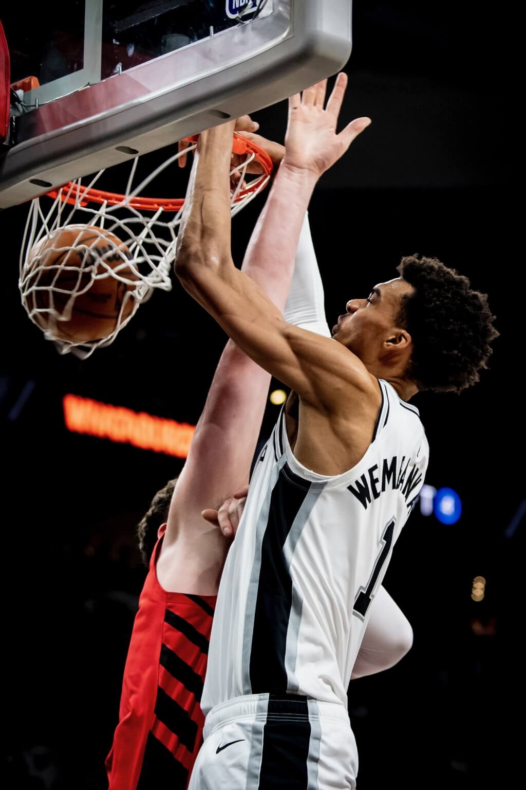 NBA溫班亞馬連62場阻攻寫紀錄 馬刺擊敗拓荒者[影] | 運動 | 中央社 CNA