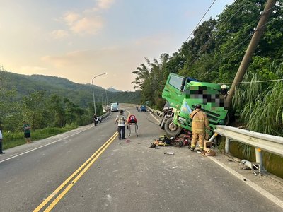 貨車載消波塊至高雄山區修路  返程自撞6旬駕駛命危