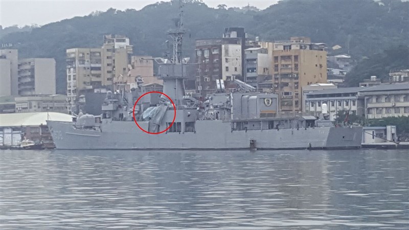 寧陽軍艦遭擦撞左舷甲板凹陷 海軍將提求償[影] | 政治 | 重點新聞 | 中央社 CNA