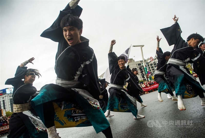 台灣燈會開展 日本Yosakoi團隊踩街重現夜來祭[影] | 生活 | 中央社 CNA