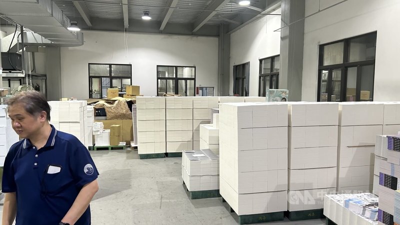 臺灣漫遊錄首批加印1萬本出貨 書腰加註得獎 | 文化 | 中央社 CNA