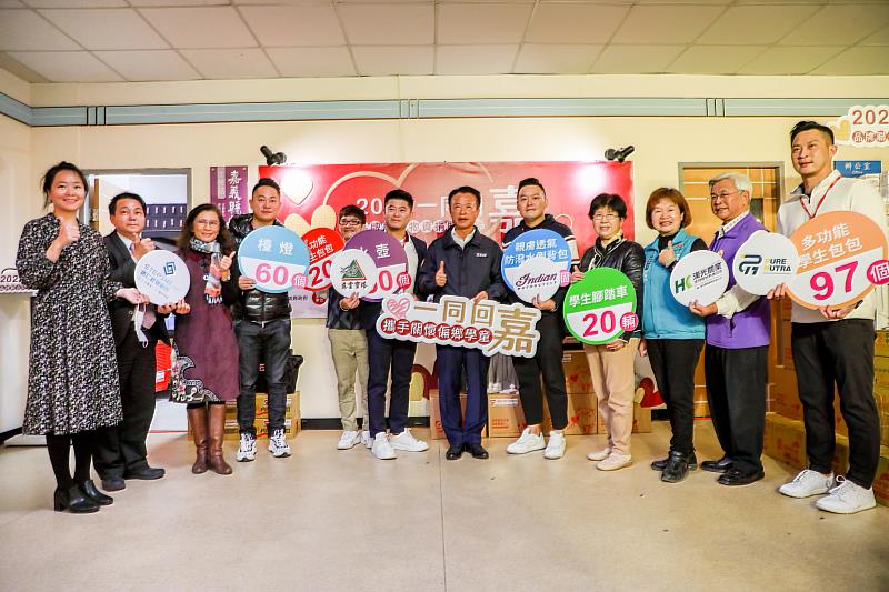 寒風送暖 印地安重機等企業聯合捐贈70萬元愛心物資 | 中央社訊息平台