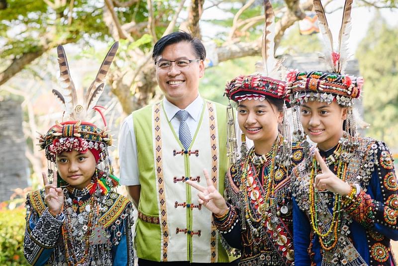 青山國小曾昱山校長榮獲112年度校長領導卓越獎: 卓越領導重啟CAVAK 蘊青山學子不凡未來 | 蕃新聞