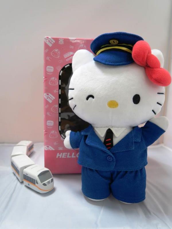 台鐵首賣Hello Kitty商品 列車長娃娃卡哇伊 | 樂活情報 - 好生活 | 中央社 CNA