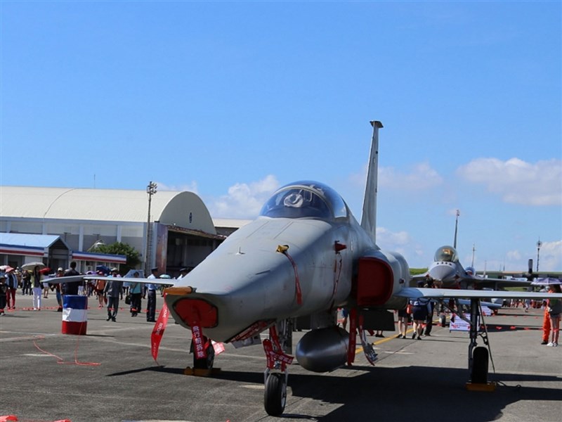 空軍RF-5E偵照機夜航訓練 起落架燈號異常平安落地 | 政治 | 重點新聞 | 中央社 CNA