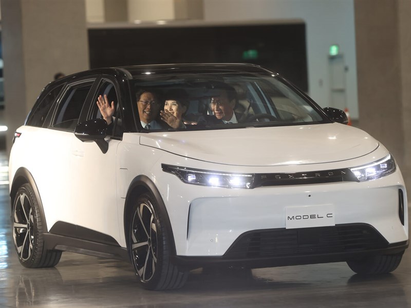 鴻海科技日秀2款新電動車 Model C量產版明年交車 | 產經 | 中央社 CNA