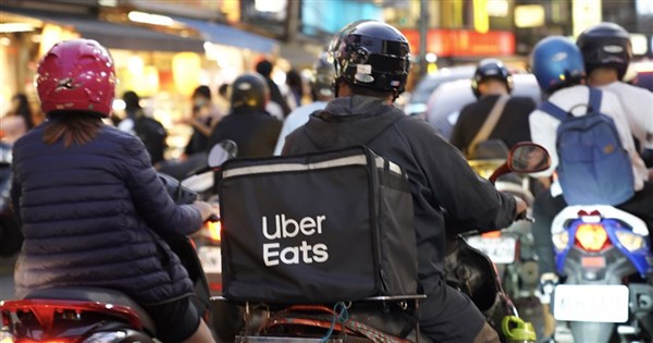 Uber Eats遭北市罰30萬元 外送員保障法研議中 | 生活 | 重點新聞 | 中央社 CNA