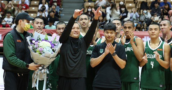 HBL松山高中黃萬隆退休泛淚道別：執教近30年沒遺憾 | 運動 | 中央社 CNA