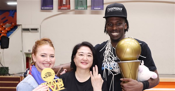 SBL布蘭登摘FMVP感謝隊友 笑稱終於可以好好睡覺 | 運動 | 中央社 CNA