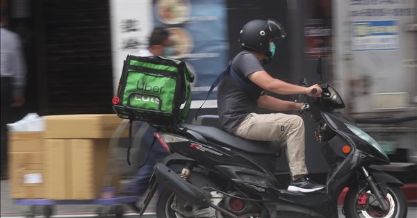 外送員降酬？Uber Eats：趟次獎勵轉基本費用非調降 | 產經 | 中央社 CNA