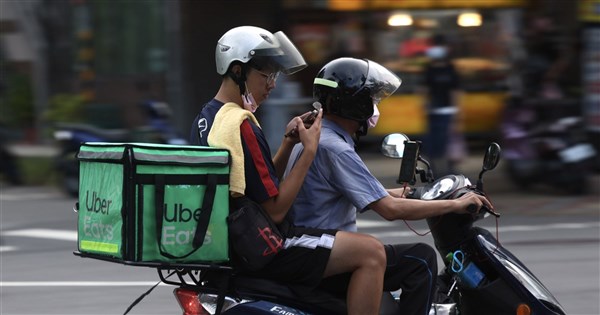 勞動部發函Uber Eats停止調降外送員報酬 片面降薪增道安風險 | 生活 | 中央社 CNA