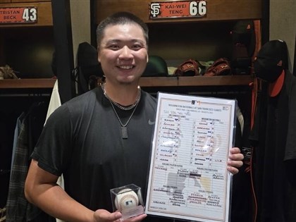 鄧愷威奪MLB首勝被丟進洗衣籃淋啤酒慶祝　感謝隊友守備